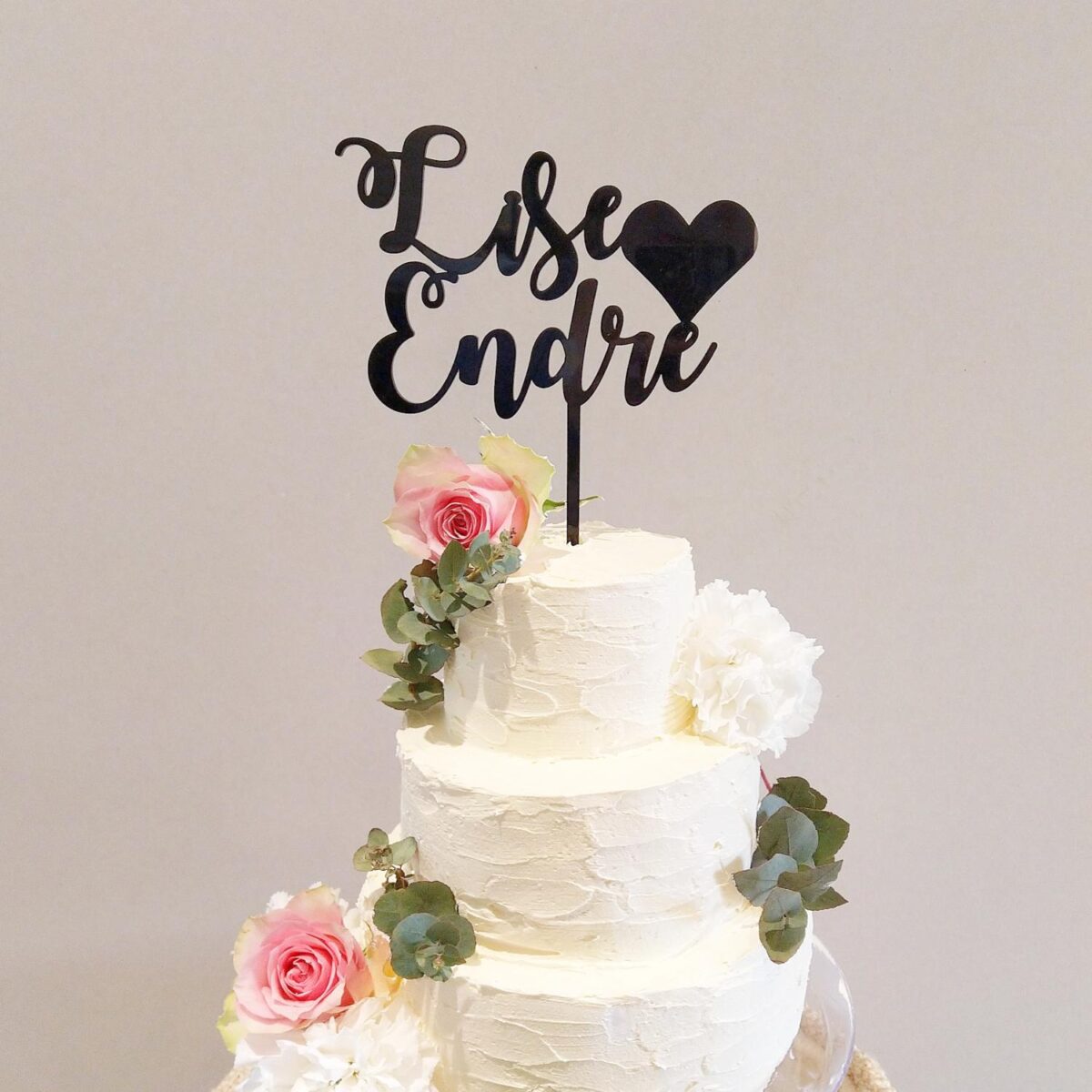 Kakepynt svart, bryllup – To navn med hjerte | Festutstyr.no