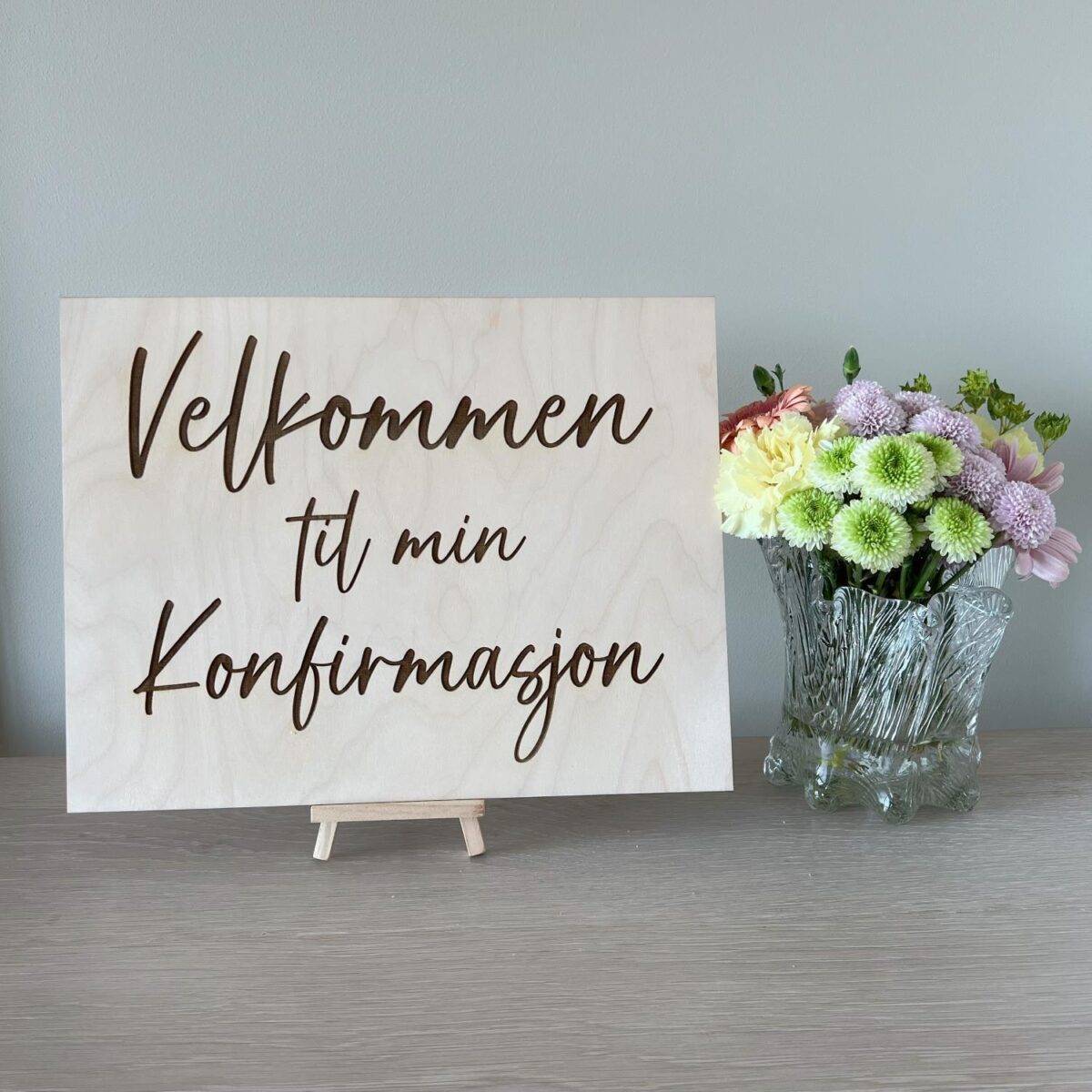 Velkomstskilt, treverk - Velkommen til min konfirmasjon - Festutstyr.no